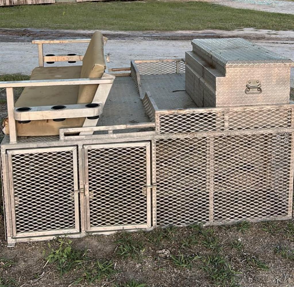 8 hole aluminum dog box